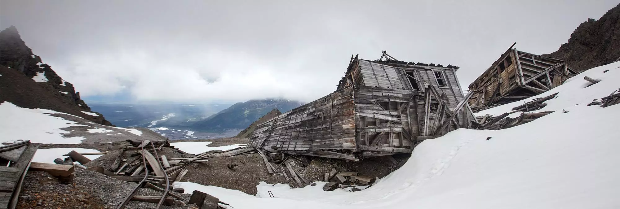 Niech te zdjęcia zabiorą Cię do opuszczonych miast górniczych na Alasce