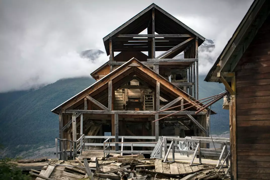 Tugoti Kini nga mga Litrato Dad-on Ka sa Abandoned Mining Towns sa Alaska 17991_12