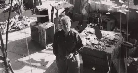 သူ့စတူဒီယိုရှိ ပန်းပုဆရာ Alexander Calder
