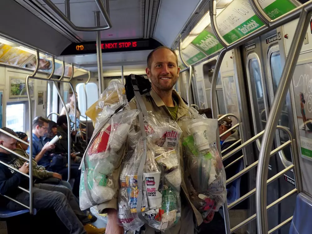 Rencontrez un activiste environnemental et un artiste qui partagent une passion pour "Trashion"