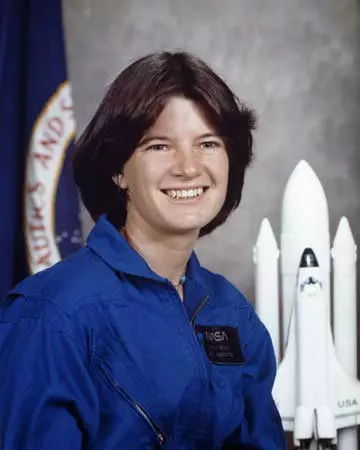 Bày tỏ lòng kính trọng với Sally Ride