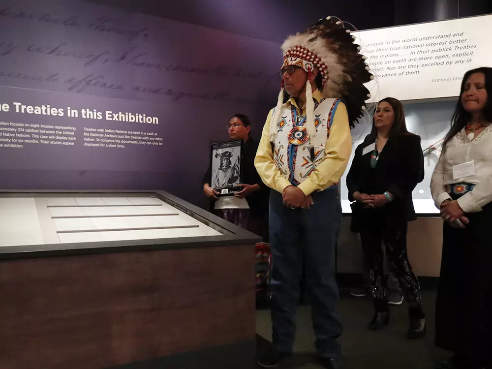 Ramey Growing Thunder (Fort Peck Sioux na Assiniboine Tribes), Chief John Spotted Tail (Rosebud Sioux Tribe), Carolyn Brugh (Fort Peck Sioux na Assiniboine Tribes), na Tamara guzo ma na-ele anya azụ-Spotted Tail (Rosebud Sioux Tribe) so na ya. emume na National Museum of American Indian na-asọpụrụ Treaty of Fort Laramie. Nwada Growing Thunder na-ejide foto nke Medicine Bear (Yanktonai Band of Sioux), otu n'ime ndị isi obodo nke bịanyere aka na nkwekọrịta 150 afọ gara aga. Ndị nnọchiteanya si Yankton Sioux Tribe, Oglala Sioux Tribe, na Northern Arapaho Tribe gakwara Washington, D.C., maka ntinye nke nkwekọrịta na ihe ngosi ahụ.
