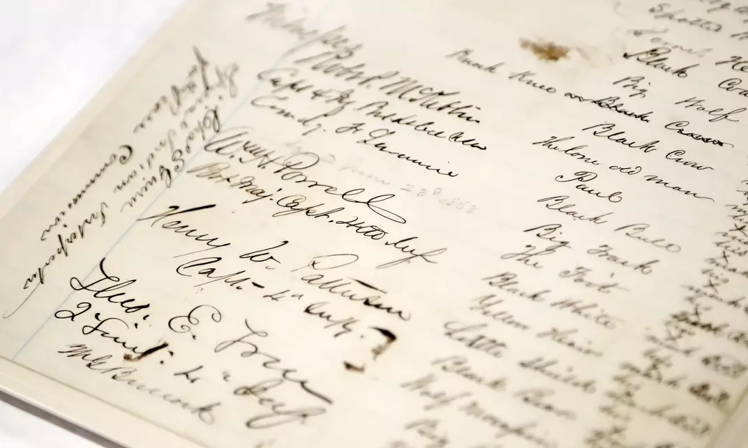 تفاصيل توقيعات وعلامات ممثلي الحكومة القبلية والأمريكية على إحدى صفحات معاهدة فورت لارامي لعام 1868.