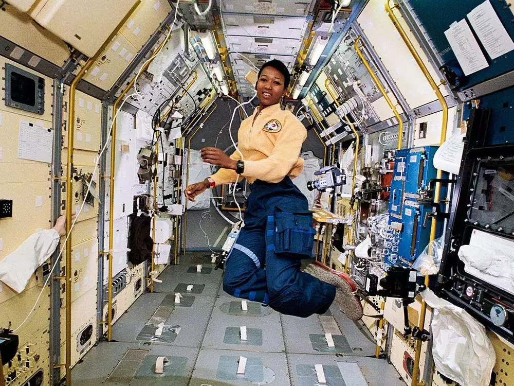 આ ગ્રાઉન્ડબ્રેકિંગ અવકાશયાત્રી અને સ્ટાર ટ્રેક ફેન હવે ઇન્ટરસ્ટેલર ટ્રાવેલ પર કામ કરી રહ્યા છે