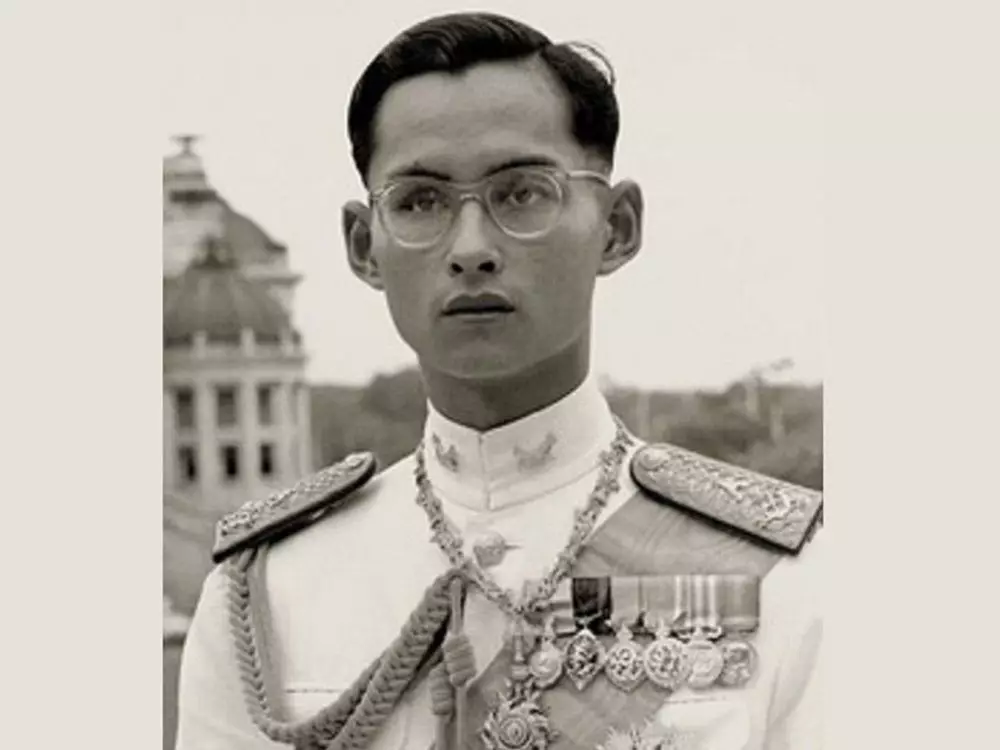 สิ่งที่ต้องรู้ในตอนนี้ว่าพระมหากษัตริย์ของประเทศไทยสิ้นพระชนม์แล้ว