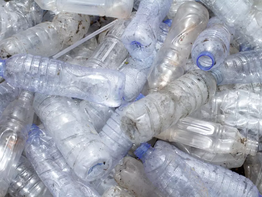 En haug med tomme, umerkede vannflasker i plast
