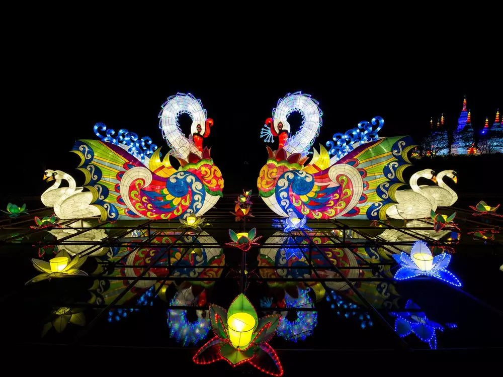 Фотолар: Гигант Кытай фонарь скульптура Споканны яктырта