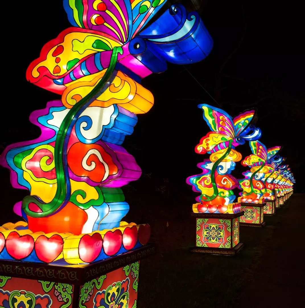 Фотографије: џиновске скулптуре кинеских лампиона осветљавају Спокане 18152_5