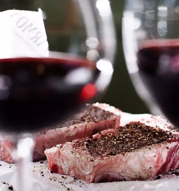 Die Wissenschaft hinter Steak und einem kräftigen Bordeaux