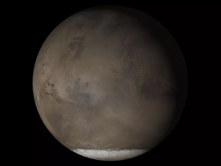 Kompozitna slika prikazuje Mars sa strane, naglašavajući južnu polarnu ledenu kapu