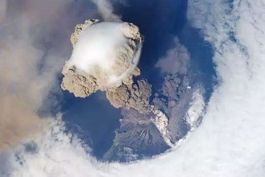 Slika sedmice—Erupcijski vulkan gledan iz svemira