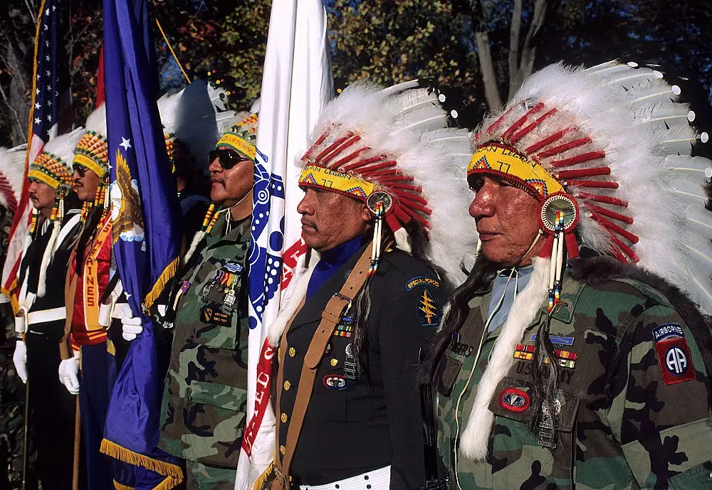 Indijanci veterani Vijetnamskog rata stoje u čast kao dio bojeve garde na Memorijalu veterana rata u Vijetnamu. 11. novembar 1990., Washington, D.C. (Fotografija Marka Reinsteina/Corbisa preko Getty Images)