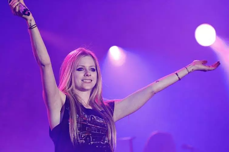 Aðdáendur halda að Avril Lavigne hafi dáið og var skipt út fyrir klón að nafni Melissa.
