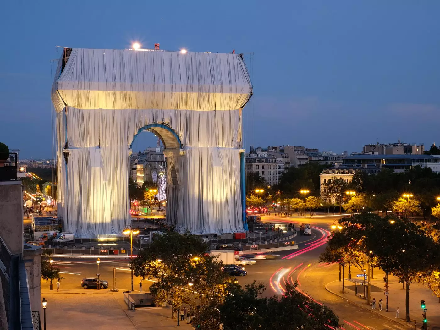 Arc de Triomphe, mərhum rəssamlar Christo və Jeanne-Claude'un planlaşdırdıqları kimi parçaya bükülmüşdür 18339_1