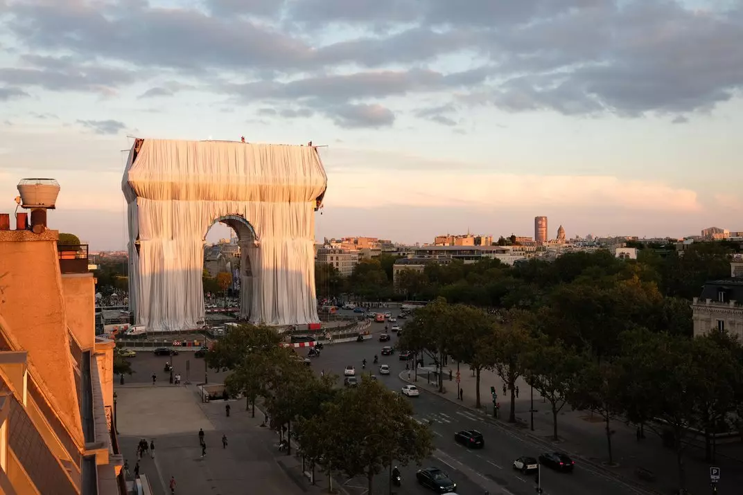 L Arc de Triomphe Dibungkus