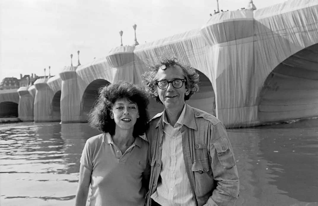 Arc de Triomphe Dibungkus dengan Kain, Seperti yang Direncanakan oleh Seniman Mendiang Christo dan Jeanne-Claude