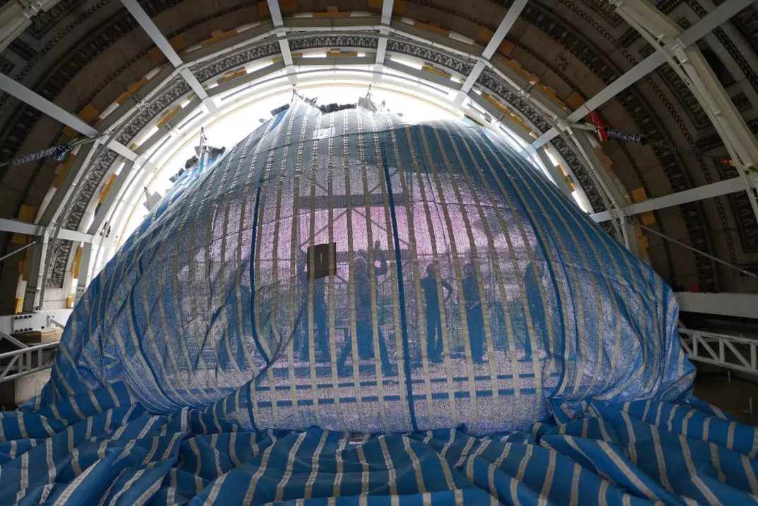 L'Arc de Triomphe est enveloppé de tissu, comme l'avaient prévu les artistes décédés Christo et Jeanne-Claude