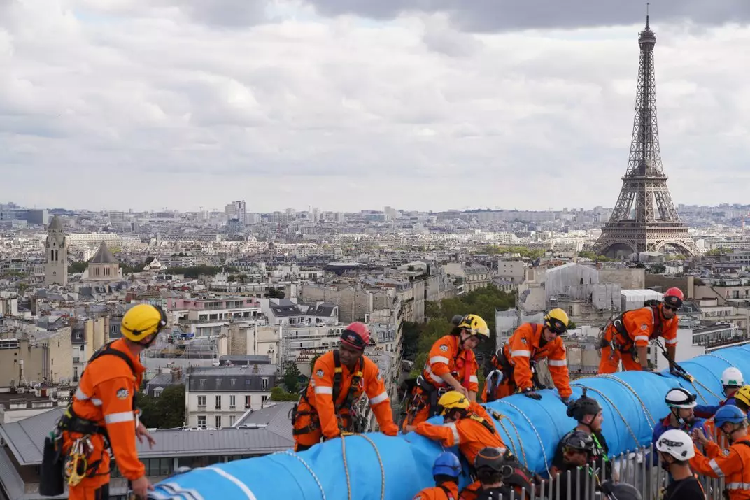 An nannade Arc de Triomphe a cikin Fabric, Kamar yadda Mawallafin Mawallafin Christo da Jeanne-Claude suka tsara shi.