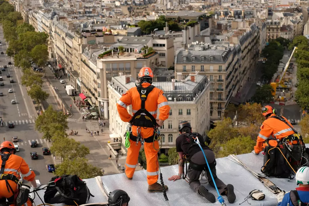 L'Arc de Triomphe est enveloppé de tissu, comme l'avaient prévu les artistes décédés Christo et Jeanne-Claude