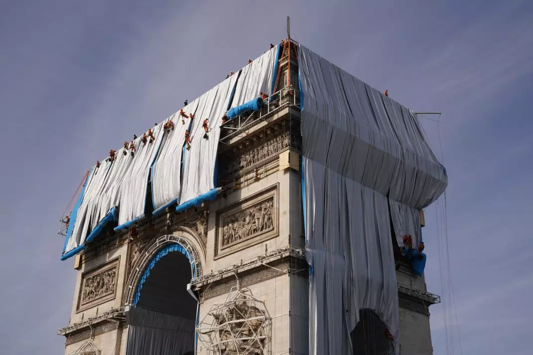 개선문은 고(故) 크리스토(Christo)와 잔 클로드(Jeanne-Claude)가 계획한 대로 천으로 감쌉니다.