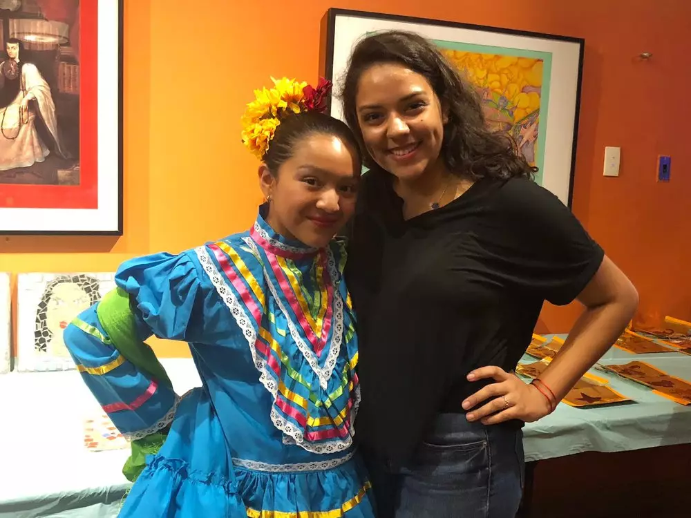 Noor suursaadik, Yesenia Muñoz laste baile folklórico etendusel. (Mehhiko kunstimuuseumi loal.)