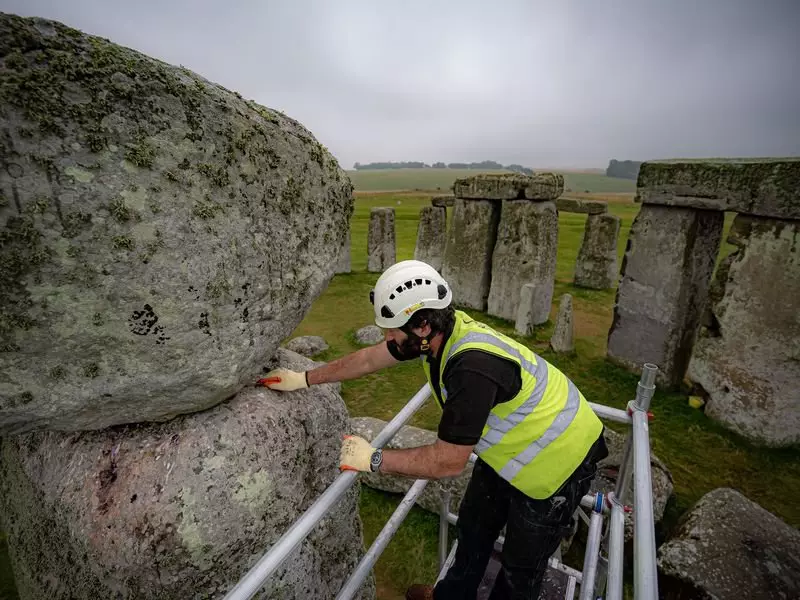 Conservator e hlahloba megalith ho Stonehenge