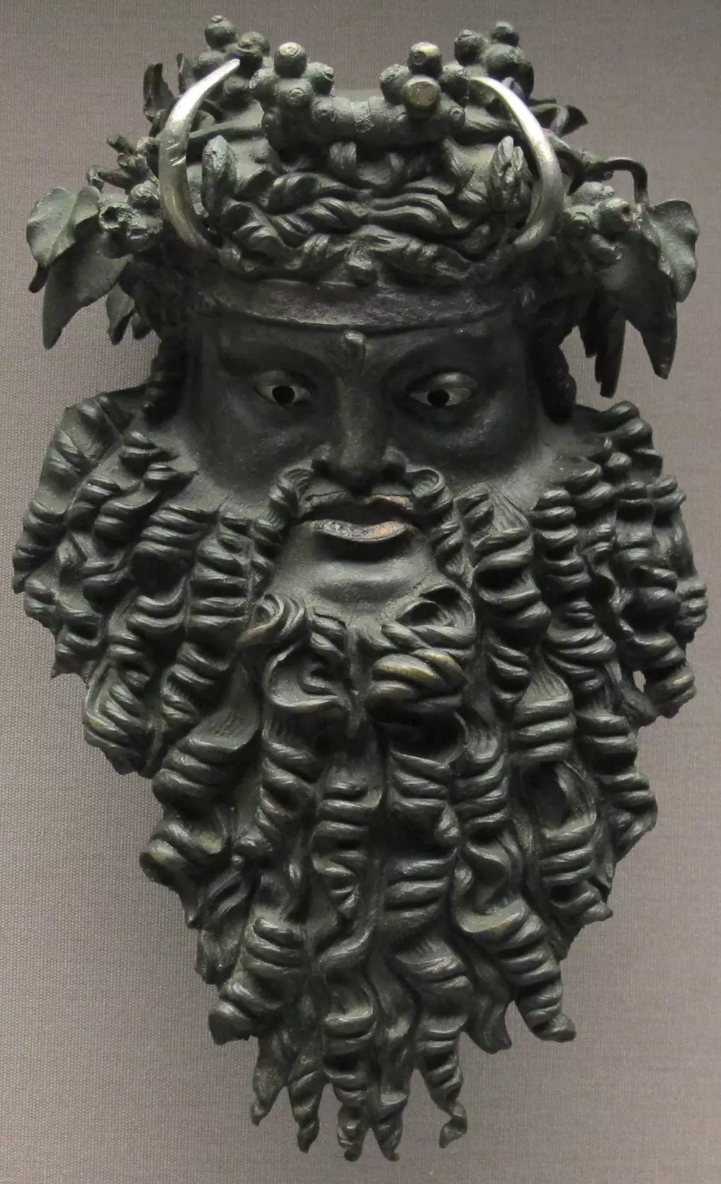 O mască de bronz a lui Dionysos descoperită anterior