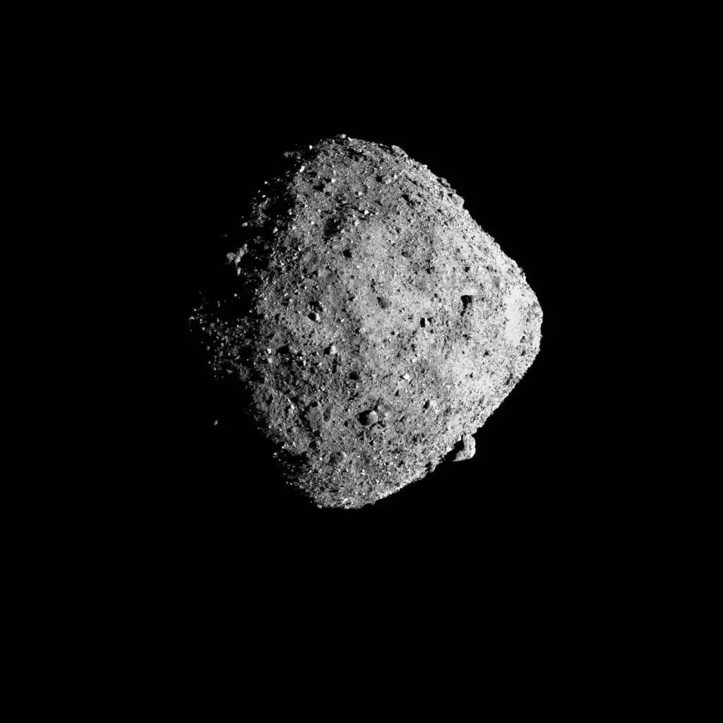 Космостун кара тереңиндеги боз, тегерек астероид.