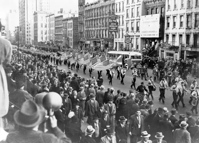 Rekaman Mengingatkan Taman Night Madison Square yang Dipenuhi Nazi