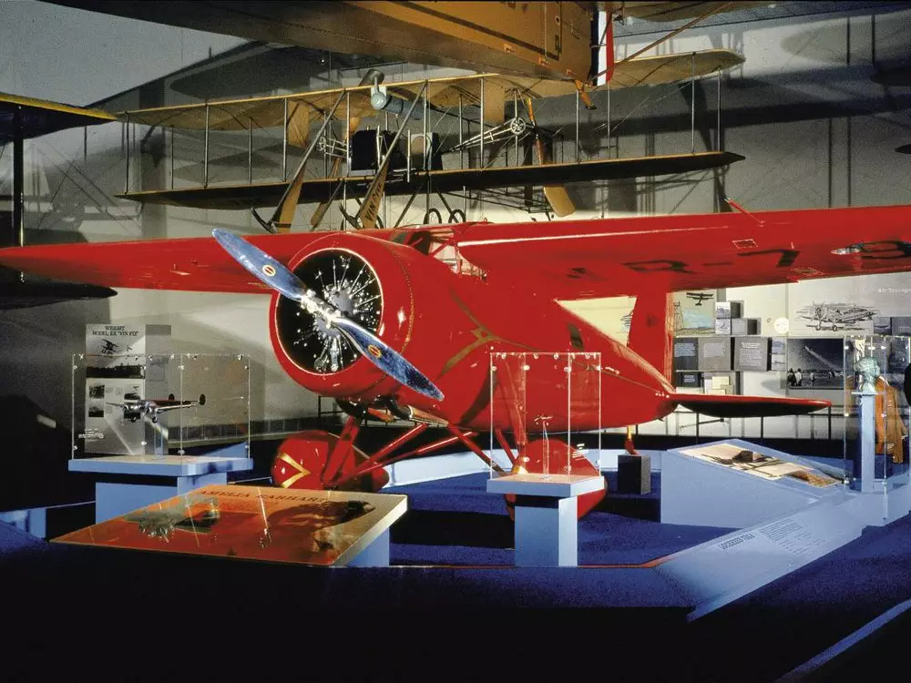 Amelia Earhart flugis ĉi tiun Lockheed 5B Vega soloon trans Atlantikon kaj senhalte tra Usono -- ambaŭ unuaj por virino. Earhart lasis pli grandan heredaĵon ol ŝiaj multaj rekordaj flugoj. Ŝi ankaŭ helpis antaŭenigi aviadon kaj aervojaĝadon, precipe inter virinoj, kaj pruvis ke virino povis pritrakti aviadilon same kiel viron.
