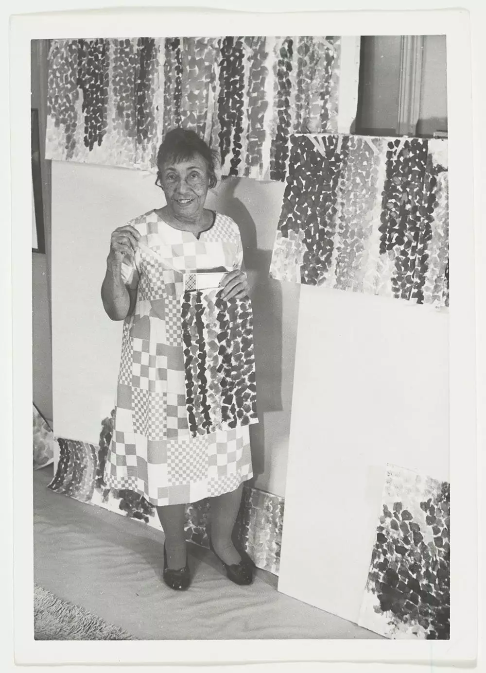 Fotografi e Alma Thomasit duke shfaqur Alma's Stripes në studion e saj