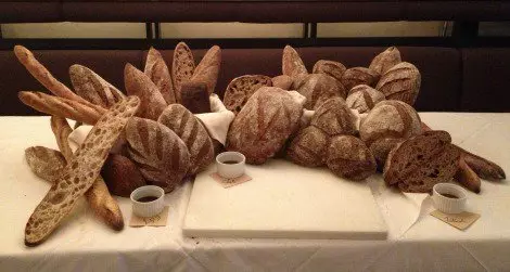 在紐約藍山的華盛頓州立大學弗農山麵包實驗室展示全麥麵包