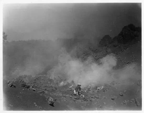 Vulkan Paricutin, 1943, posnel William F. Foshag, kustos mineralov NMNH.
