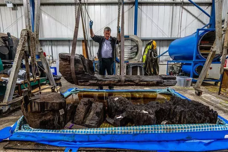 Un cercueil de tronc d'arbre évidé, vieux de 4 000 ans, découvert dans l'étang d'un terrain de golf