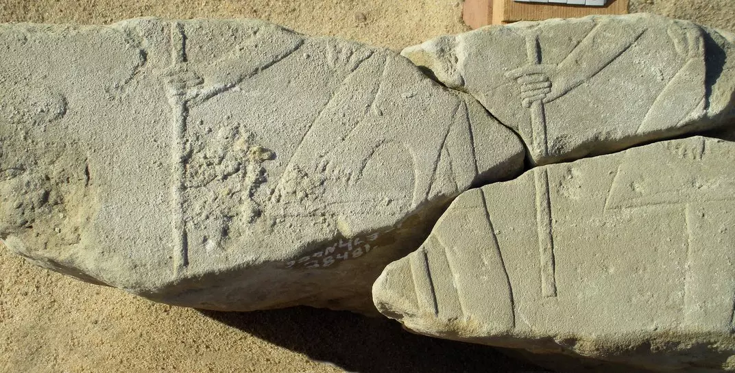 kamniti relief egiptovskih državljanov, ki držijo palice med hojo po procesijski vrsti