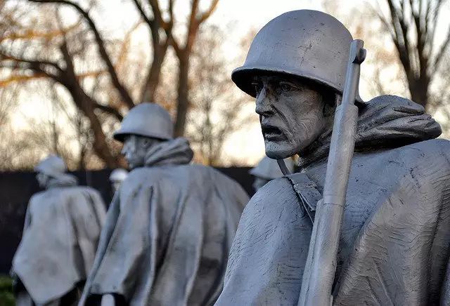 Корей соғысы ардагерлері мемориалындағы жауынгерлер