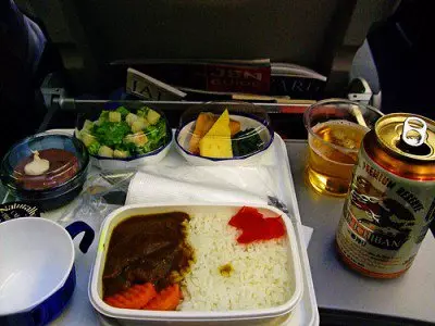 Ինքնաթիռի սնունդ. մատուցվում է բարձր, բայց հազվադեպ բարձր խոհանոց