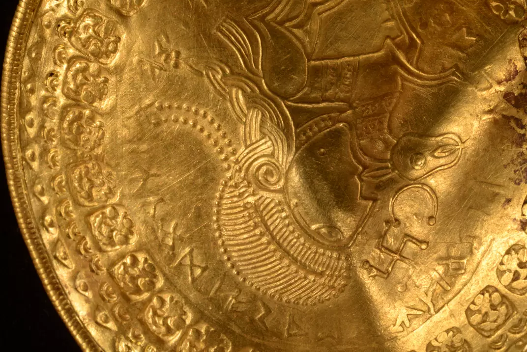 Detailní pohled na zlatý artefakt nalezený v mezipaměti