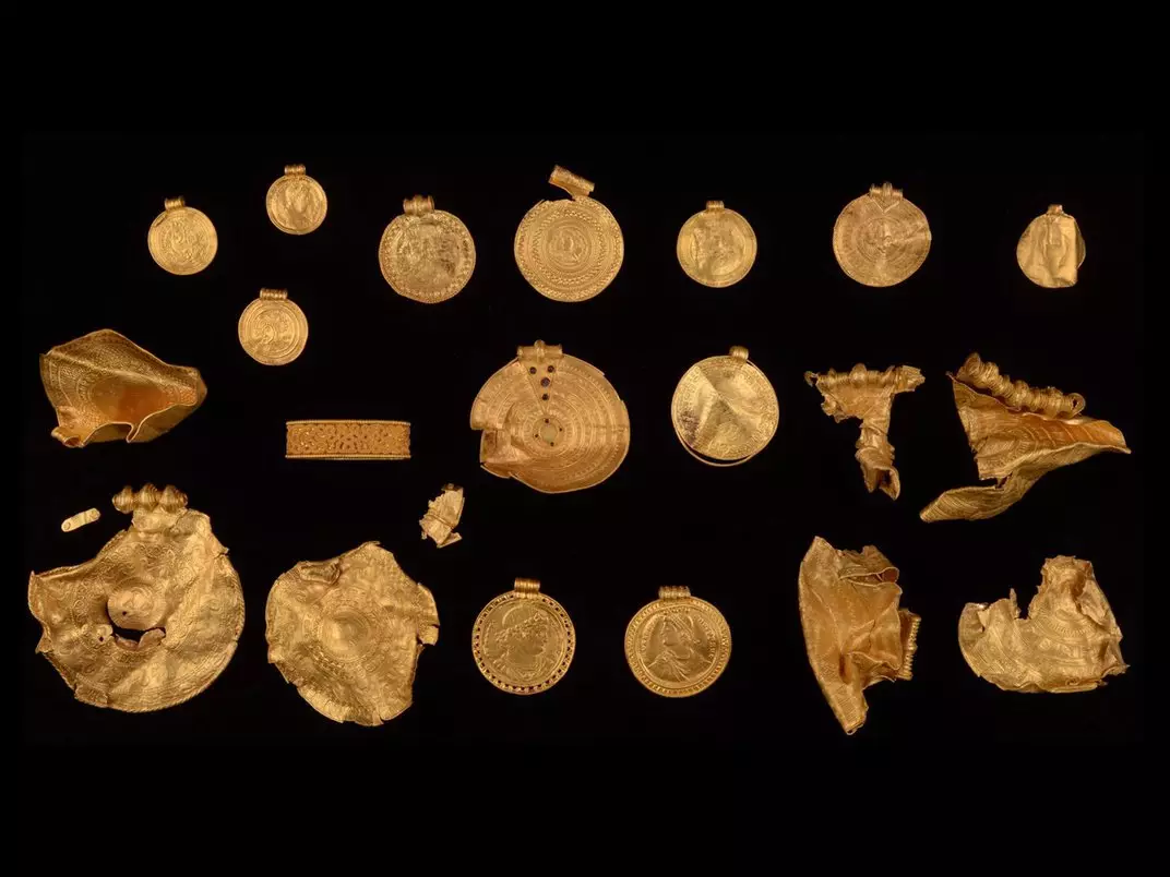 تم العثور على الأشياء الذهبية بواسطة صائد الكنوز الهواة