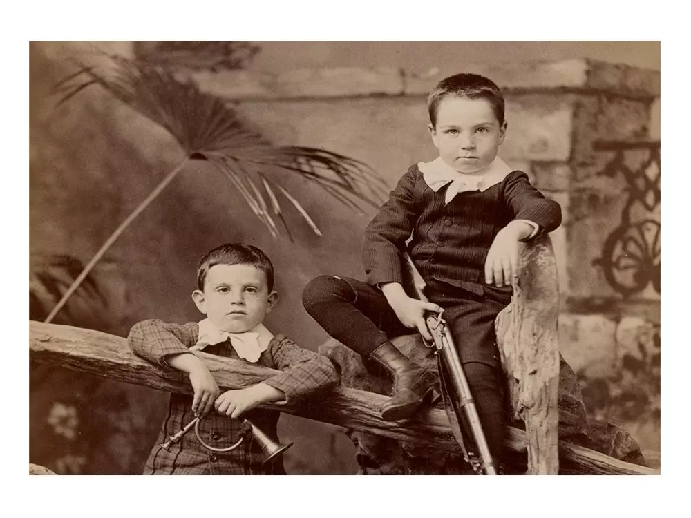 Alfred och Walter Pach som unga pojkar, ca. 1889 (detalj) / Pach Brothers, fotograf. Walter Pach papers, 1857-1980, Archives of American Art, Smithsonian Institution.