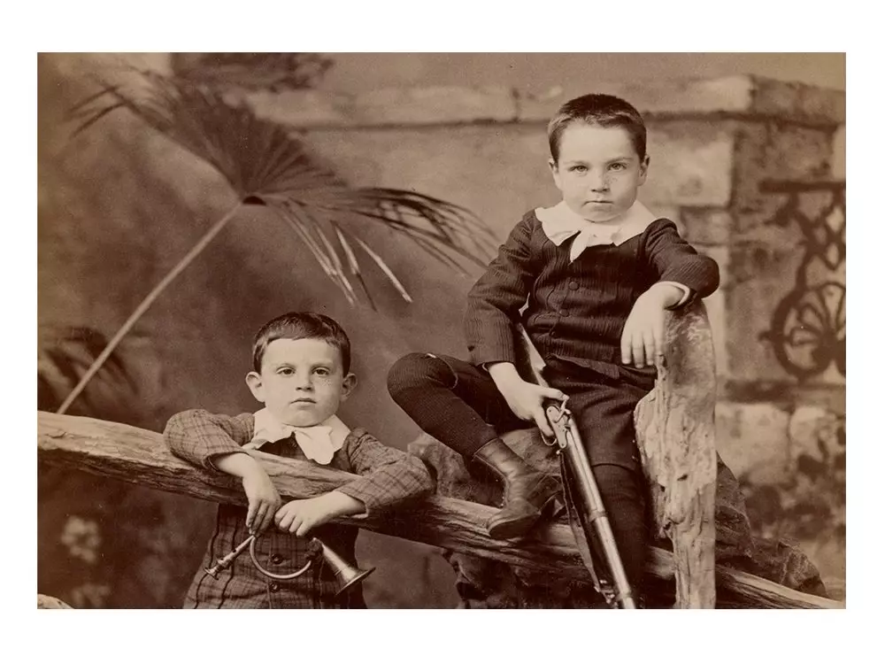 Alfred dan Walter Pach sebagai anak laki-laki, ca. 1889 (detail) / Pach Brothers, fotografer. Makalah Walter Pach, 1857-1980, Arsip Seni Amerika, Lembaga Smithsonian.