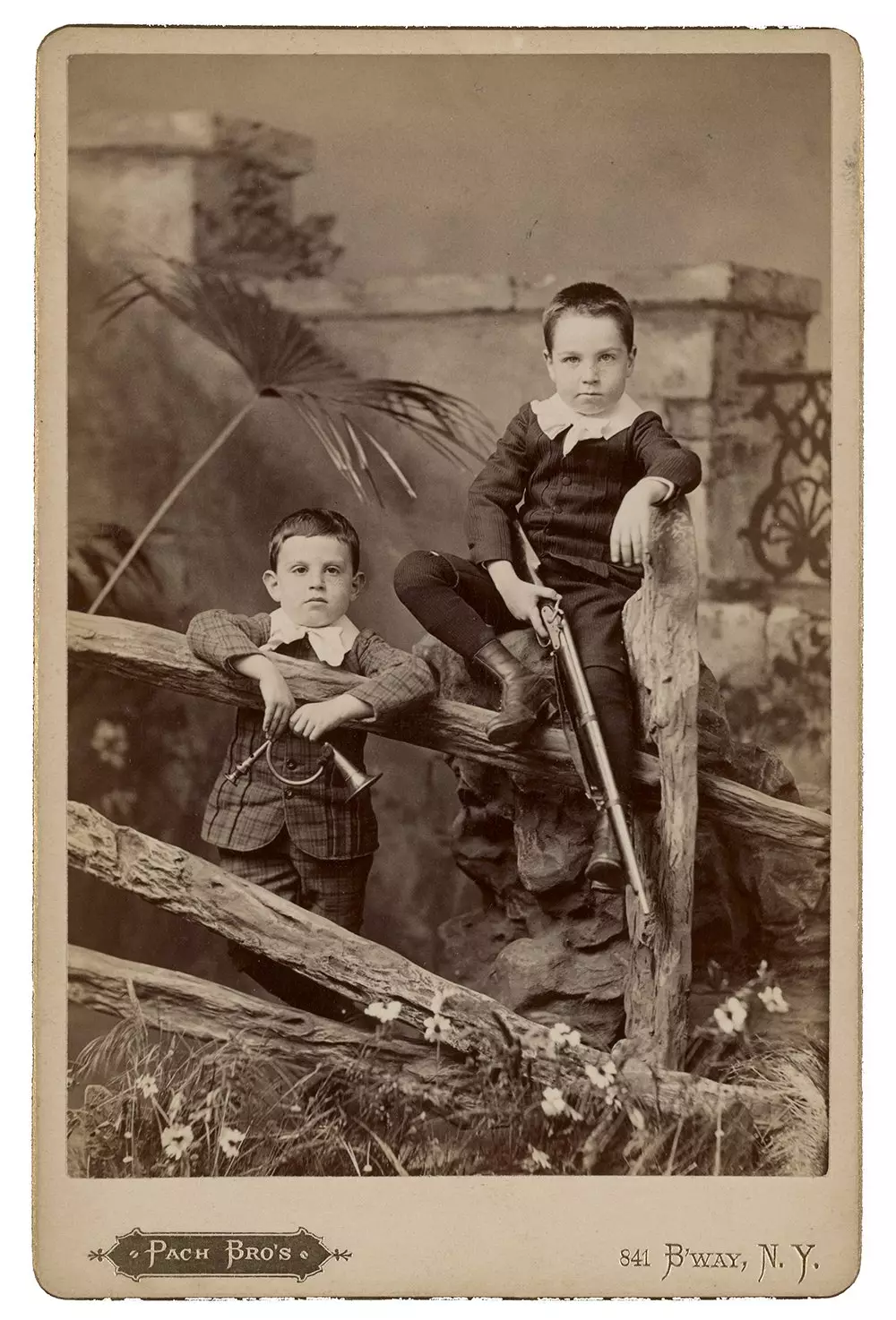 Fotografi av brødrene Alfred og Walter Pach som barn.