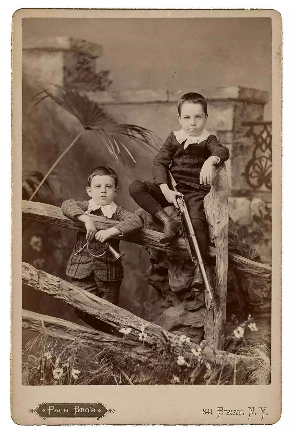 Foto der Brüder Alfred und Walter Pach als Kinder.