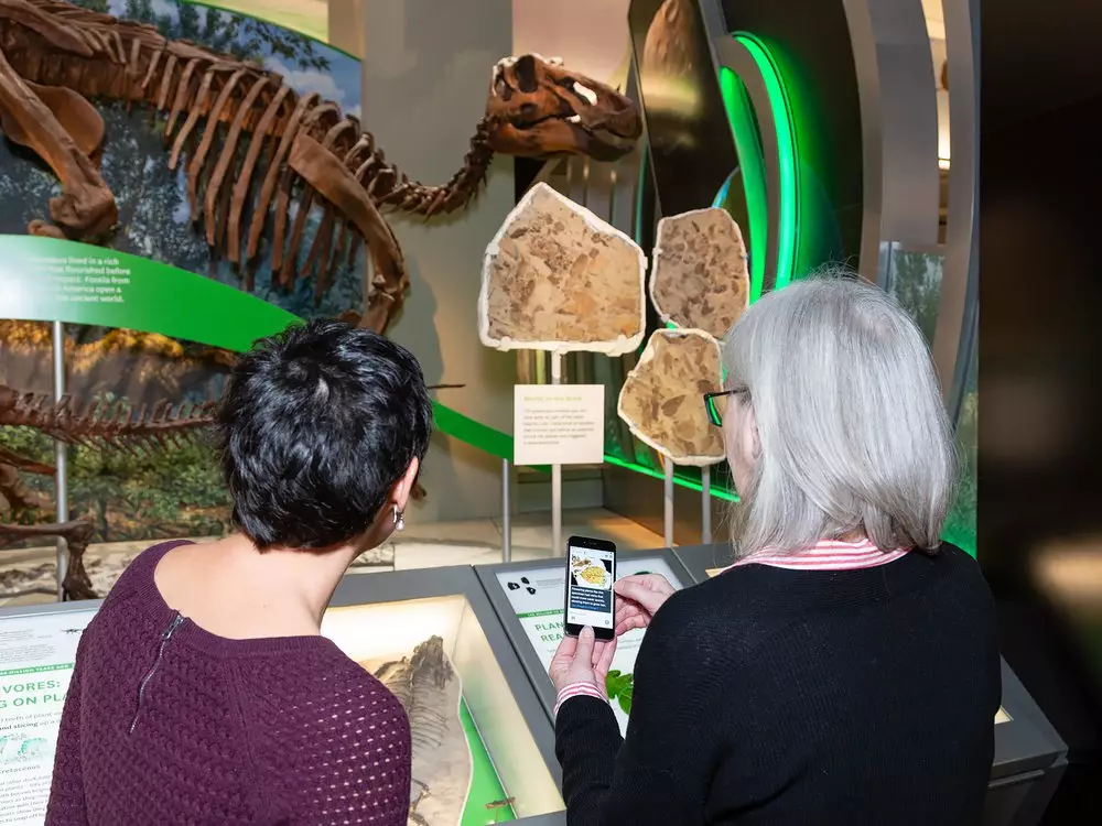 A equipe do museu, Laura Donnelly-Smith e Sally Love, experimente o novo aplicativo de descrição de áudio no “Hall of Fossils – Deep Time”. (Lucia RM Martino, Smithsonian Institution)