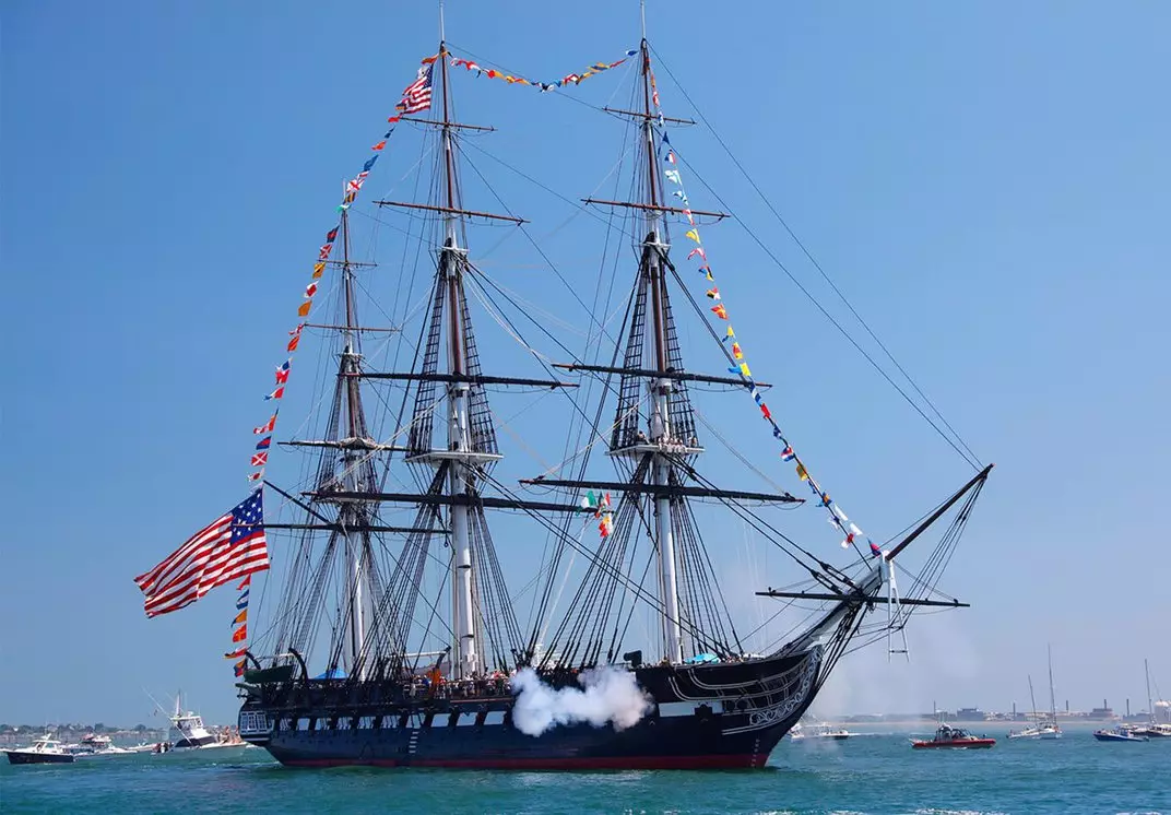 In foto fan reus trije-mast skip mei grutte Amerikaanske flagge op romp