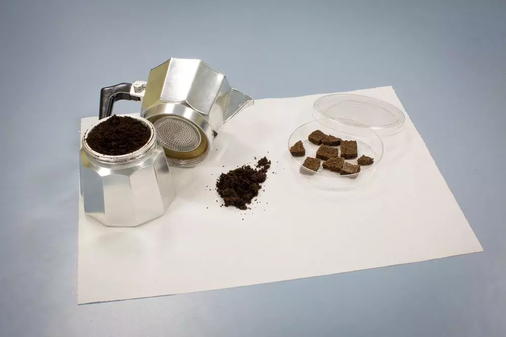 Làm thế nào để làm sạch nước bằng vỏ cà phê cũ