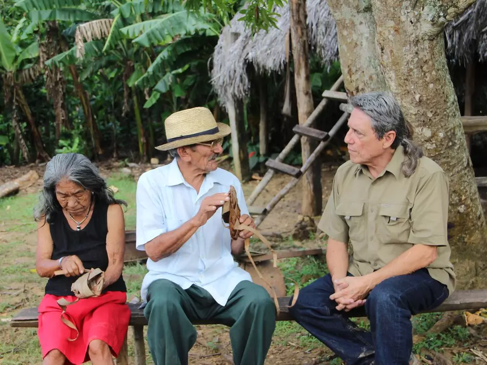رهبران جامعه بومی پانچیتو رامیرز و رینا رامیرز دانش و مهارت درست کردن کوتارا (صندل) از برگهای نخل سلطنتی (جاگوا) و سایر الیاف را با خوزه باریرو به اشتراک میگذارند. Los líderes comunitarios indígenas Panchito Ramírez y Reyna Ramírez le muestran a José Barreiro el processo para hacer sandalias (cutaras) de la hoja de la palma real (jagua) y otras fibras.