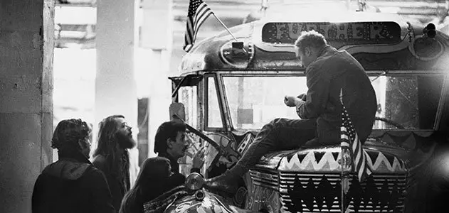 Tógann Pranksters Ken Kesey chuig an Scáileán Mór