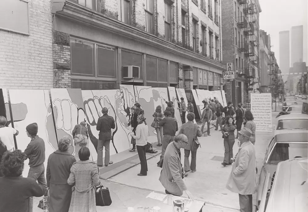 Слика која приказује уметничку акцију која реконструише мурал Бригада Рамона Парра у Њујорку 1973.