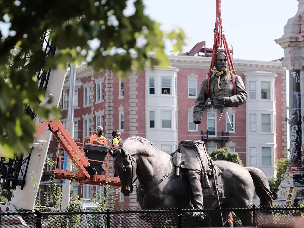 ريتشموند تزيل تمثال روبرت إي لي ، أكبر تمثال كونفدرالي في الولايات المتحدة